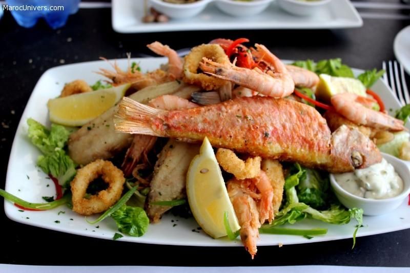 Plateau De Poisson Chat Frit Poisson Frit à La Sauce Chili Avec Du